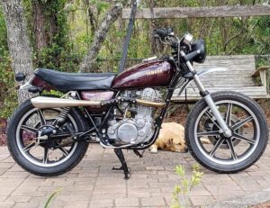 SR400カスタム10選！スタイルからパーツの相場、おすすめメーカーまで解説 - とっちゃん.lab